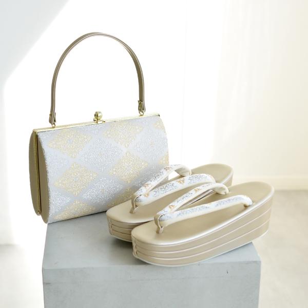 礼装用の草履バッグセット。式典などのフォーマルなシーンにどうぞ。※生地の裁断位置により柄の出方が変わる場合がございます。【セット内容】草履　×1バッグ　×1※上記以外は付属いたしません。【適応サイズ】フリーサイズ（約23.0-24.5cm）...