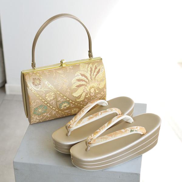 礼装用の草履バッグセット。式典などのフォーマルなシーンにどうぞ。※生地の裁断位置により柄の出方が変わる場合がございます。【セット内容】草履　×1バッグ　×1※上記以外は付属いたしません。【適応サイズ】フリーサイズ（約23.0-24.5cm）...