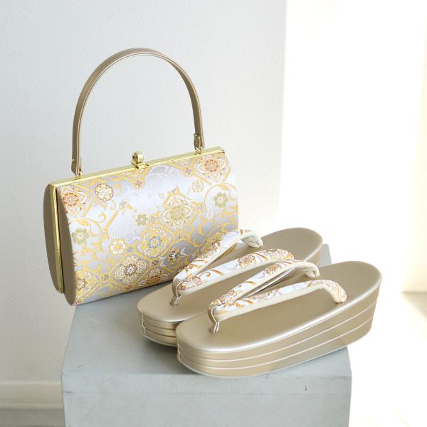 礼装用の草履バッグセット。式典などのフォーマルなシーンにどうぞ。※生地の裁断位置により柄の出方が変わる場合がございます。【セット内容】草履　×1バッグ　×1※上記以外は付属いたしません。【適応サイズ】フリーサイズ（約23.0-24.5cm）...