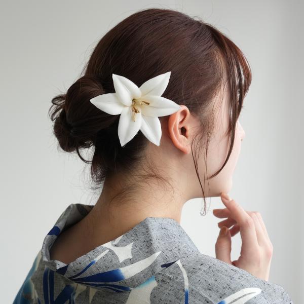少し小ぶりな百合の髪飾りです。淡い色合いが上品ながらも華やかさを演出します。Uピンなので、髪に挿すだけで簡単にお使いいただけます。お好みの髪飾りと合わせてもよし、1つだけのワンポイント飾りとしてもヘアースタイルに華やかさをプラスしてくれます...