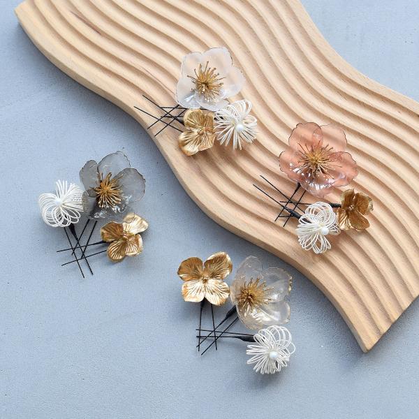 ディップアート調のアメリカンフラワーや、アーティフィシャルフラワーを組み合わせた髪飾り。浴衣や着物のヘアアレンジのアクセントに。ヘアアレンジ後に差しやすいUピンタイプです。・この商品は生花同様、花びらなど大変デリケートなものです。取り扱いに...