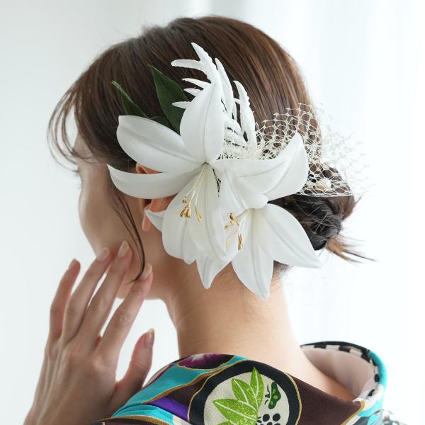 純白のユリでコーデがいっそう華やかに。【セット内容】百合モチーフUピン×2本葉モチーフUピン×2本ベールモチーフUピン×1本アーティフィシャルフラワーUピン×1本【素材】レーヨン ナイロン キュプラ【実寸サイズ】百合モチーフ 約14cm×約...