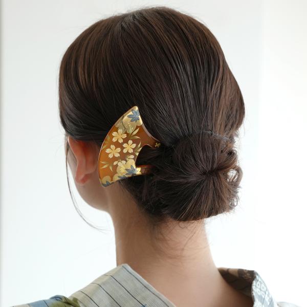 〜蒔絵（まきえ）について〜蒔絵は、日本に古くから伝わる伝統的な漆工芸の技法です。漆で絵柄や文様、文字などを描き、乾く前に金や銀などの金属粉を丁寧に蒔くことで、美しい装飾を表現します。完成した蒔絵は、なめらかで艶やかな表情が特徴。自然の風景や...