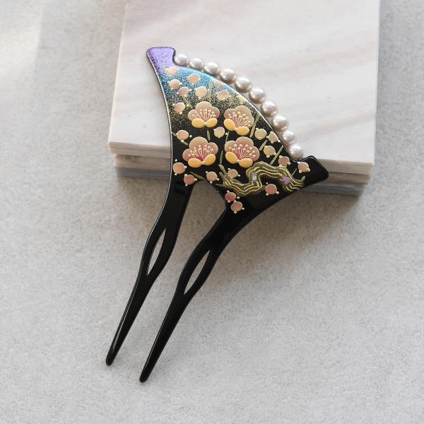 髪にすっと差し込むだけで、上品な和の装いを完成させるバチ型かんざし。扇のように広がる優美なフォルムは、古くから女性の髪を華やかに彩ってきた伝統的な形です。シンプルながらも存在感があり、まとめ髪をぐっと格調高く演出してくれます。ひとつ差すだけ...