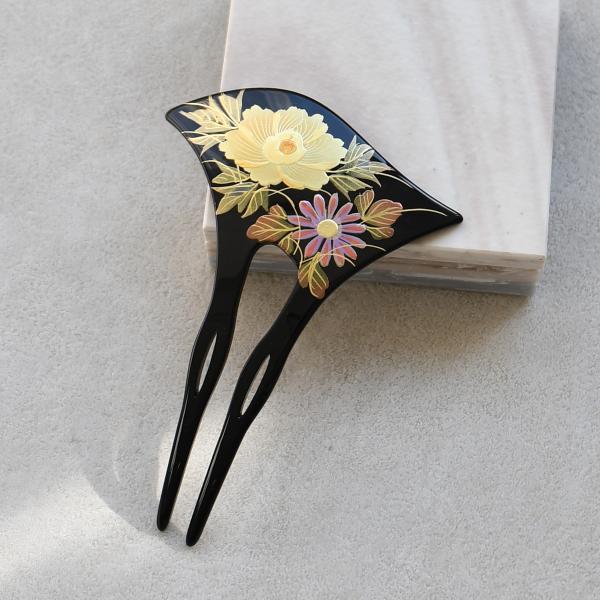 髪にすっと差し込むだけで、上品な和の装いを完成させるバチ型かんざし。扇のように広がる優美なフォルムは、古くから女性の髪を華やかに彩ってきた伝統的な形です。シンプルながらも存在感があり、まとめ髪をぐっと格調高く演出してくれます。ひとつ差すだけ...