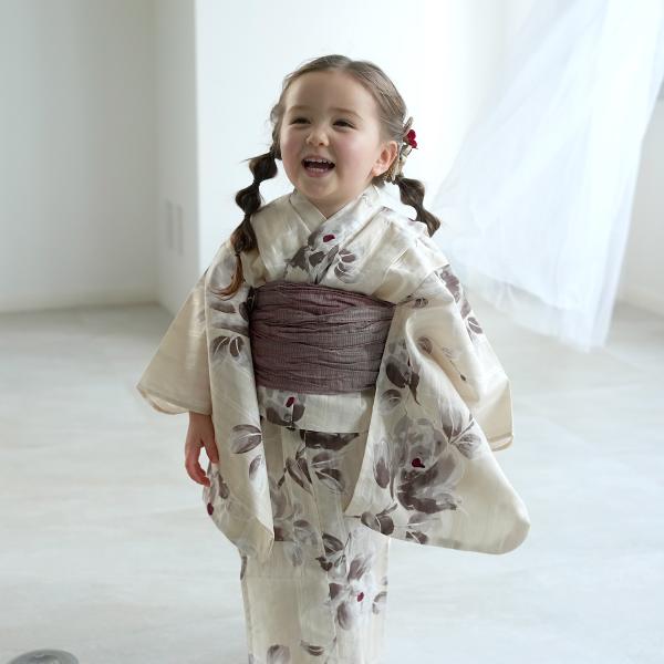 ［utatane×Acka.］kids 山茶花 beige 浴衣3set浴衣、帯、下駄まですべてオリジナルで仕立てた、特別なコラボレーションアイテム。淡い胡桃染を思わせるベージュ地に、ブラウンと墨色を溶かしたような花模様がふわりと描かれた、...