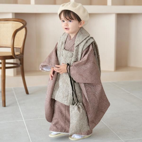 ワントーンコーデがおしゃれなutataneオリジナル、3歳被布セット「販売」商品です。【セット内容】被布コート着物（重ね衿縫い付け済）長襦袢（半衿縫い付け済）信玄袋雪駄ベレー帽足袋　約15-16cm※半衿、重ね衿、腰紐は直ぐに着付けが出来る...