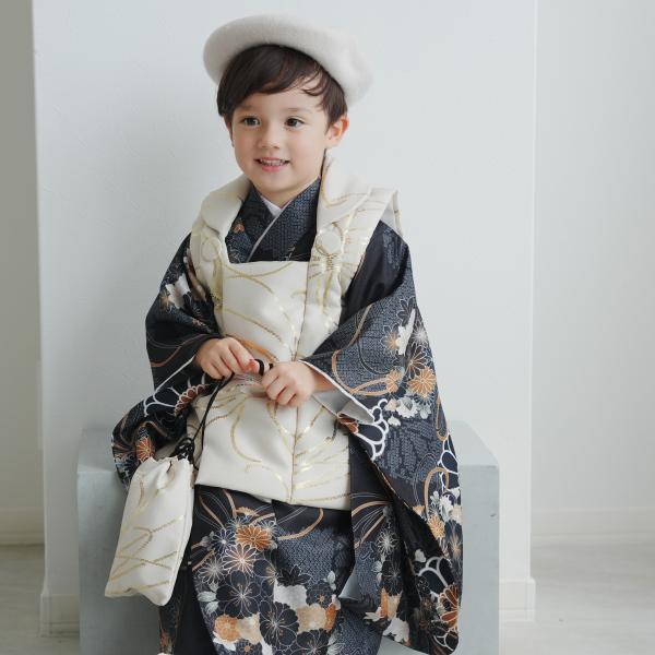 ひよこ商店オリジナル。七五三 三歳男の子向けの「販売」セットです。肩上げ＆腰上げ済み。着物と長襦袢にはあらかじめ腰紐を縫い付けております。羽織って前を合わせて紐を結ぶだけで着付け初心者の方でもかんたんに着付けがしていただけます。【セット内容...