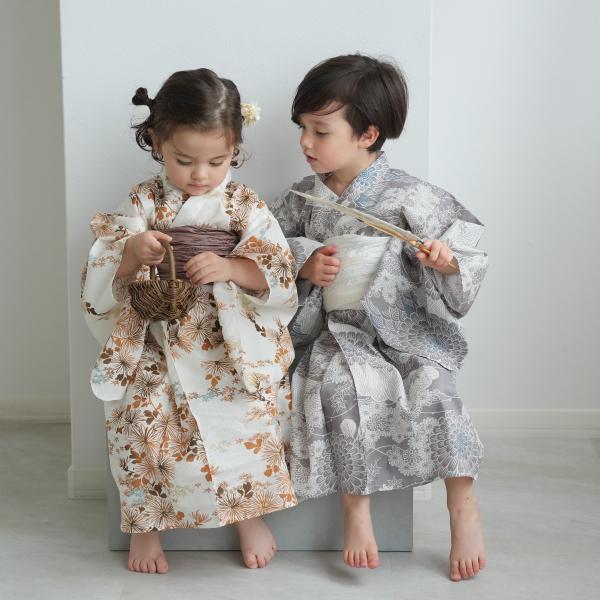 お洋服感覚で着られるのに浴衣見え！「ワンピースタイプ浴衣」にNEWバージョンが登場。女の子、男の子どちらも着られる男女兼用デザインでお仕立てしました。すっぽりとかぶるだけで着ていただけます。ウエスト部分にはゴムが入っており、着脱もかんたん。...