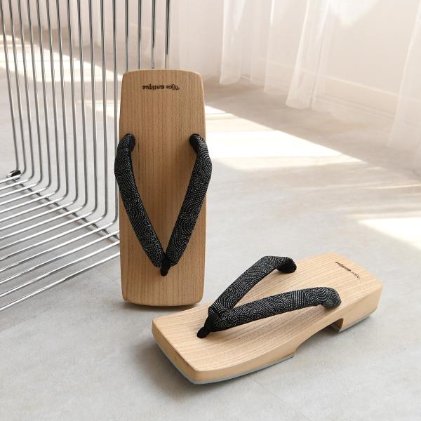 【ニコアンティーク 高級桐下駄 青海波 メンズ LLサイズ 右近 白木】※履き慣れるまで階段や段差のある場所にはお気をつけ下さい。※天然木を使用している為、製造部位によって、色味、木目などの風合いに個体差がございます。※鼻緒は大きな生地から...