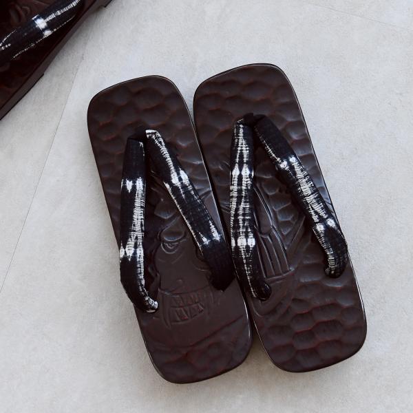 普段下駄を履き慣れていない人も安心、履きやすいと人気の「右近」下駄に鎌倉彫の龍の彫りを施し、職人が１足１足丁寧に仕上げた鎌倉彫下駄です。鼻緒は有松絞りの生地を滋賀県の職人により手作業で作られたものを使用。フィット感が心地よい履きやすい下駄に...