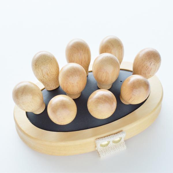 商品名サンエアつぼころりん商品説明つぼころりんは、ひとつひとつ手作りされた素朴な温かさのマッサージローラー。両手に持って軽く力を入れ、自分の体重をかけながら全身に転がすように使います。ゴムに埋め込まれた木製のピンが軽やかな音に合わせてしなや...