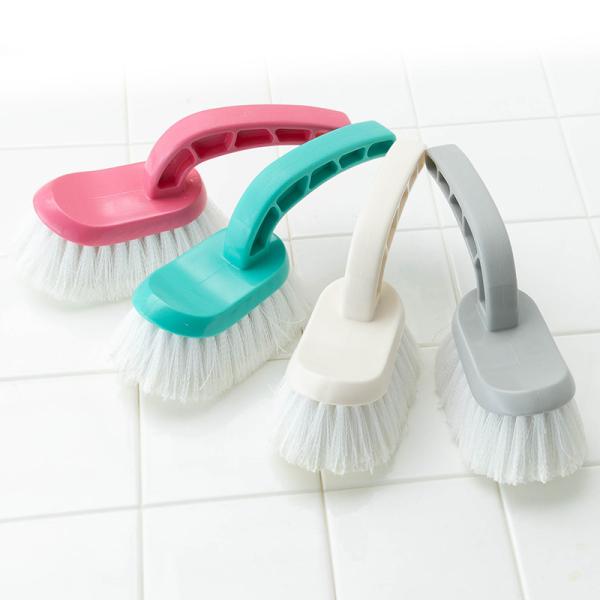 ▼商品名ナチハマ バスブラシ▼商品説明タイルの目地やジャバラ状のお風呂のふたの溝を洗うのにもってこいです。使い方は同じくシャワー片手にゴシゴシこすってください。▼使用方法お湯または水に濡らしてお使いください。汚れたら、まめにお掃除するのがコ...