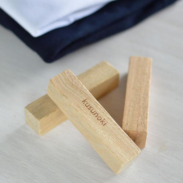 【商品説明】国産のクスノキ材を使用しています。ハッカのような特異な芳香を持つクスノキは、樟脳の原材料となっているため「虫除けの木」とも言われています。衣装ケースや引き出しに入れてご使用ください。＜香りが少なくなった場合、表面をサンドペーパー...