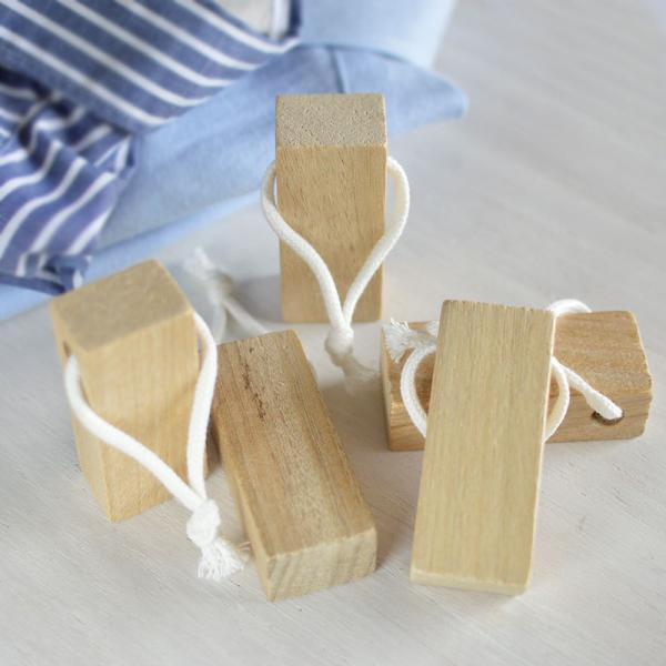 【商品説明】国産のクスノキ材を使用しています。ハッカのような特異な芳香を持つクスノキは、樟脳の原材料となっているため「虫除けの木」とも言われています。衣装ケースや引き出しに入れてご使用ください。＜香りが少なくなった場合、表面をサンドペーパー...