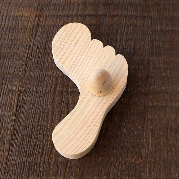 【商品説明】小さな足あとのような見た目がカワイイ健康足踏みです。床に置いて踏むだけで、約2cmの突起が足のツボを1点集中。まるで、マッサージ師さんの親指で、足裏をグイーッと押しているかのように痛気持ちいいです。全て天然木、（四万十ひのき、突...