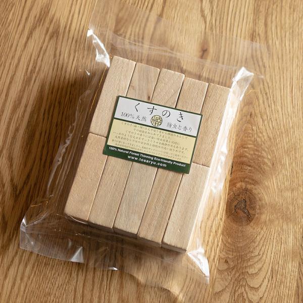 クスノキ（楠・樟）は文字通り昔から樟脳の木（虫よけの木）としてその効果を知られています。安全性と持続性の高さから、昔から櫃・タンスなどの家具や、社寺・仏像などの建築にも使われていたほど。合成の香料では出せないハッカのようなスーッとした香りは...