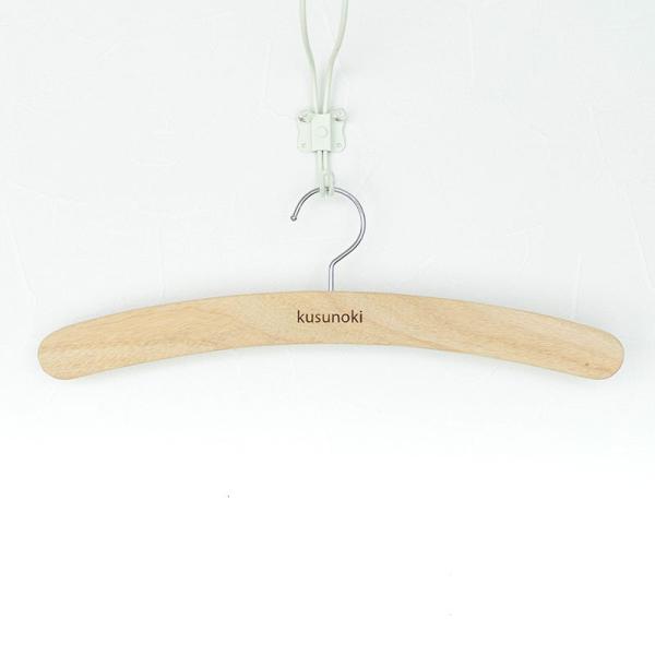 ハンガーなのに防虫もしてくれる、クスノキ香るハンガーです。ハッカのような特異な芳香を持つクスノキは、樟脳の原材料となっているため「虫除けの木」とも言われています。土佐龍のハンガーは、表面に塗装などのコーティングは一切していないので、ナチュラ...