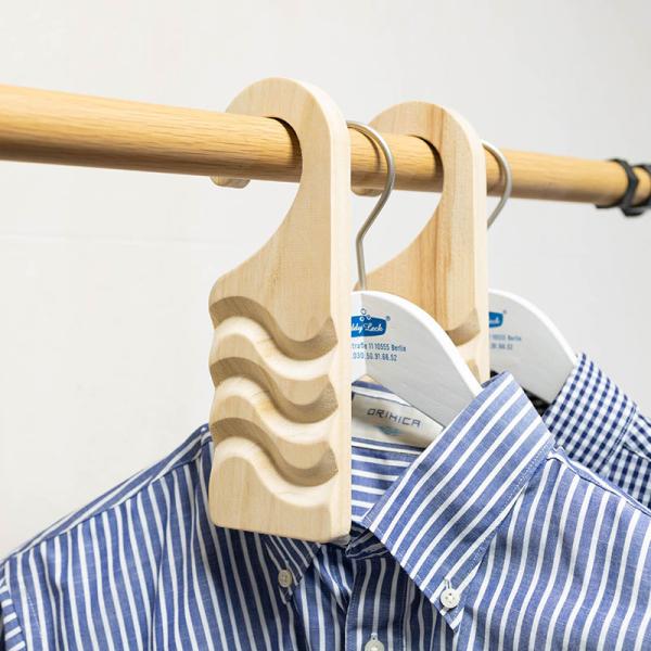 【ご使用方法】洋服タンスやクローゼット、ワードロープなどに掛けてご使用ください。香りが少なくなった場合、表面をサンドペーパーでこすっていただくとクスノキの香りが蘇り、繰り返し使用が可能となります。【内容量】 2個入り【素材】楠【サイズ】22...