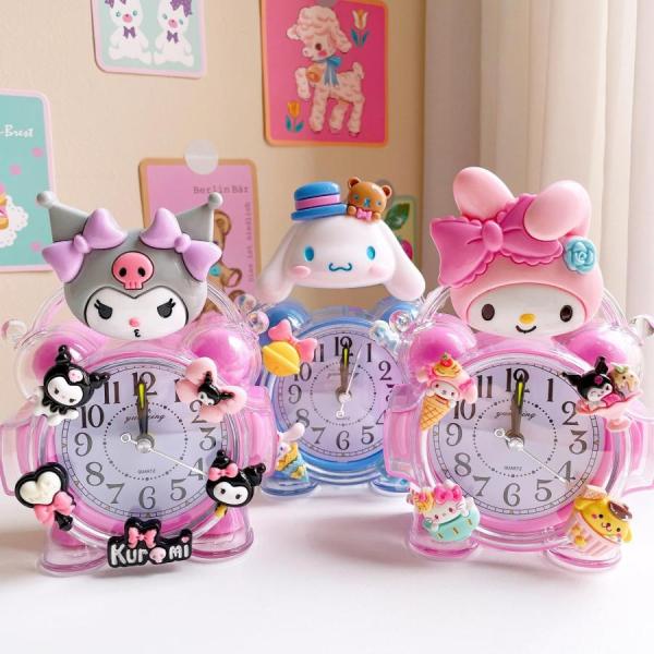 【形状とデザイン】この置き時計は、コンパクトで軽量なデザインで、書斎や寝室などスペースが限られた場所にぴったりです。サイズは約78×78×78mmで、省スペースながら実用的な時計として機能します。どんなインテリアにも合わせやすいデザインです...