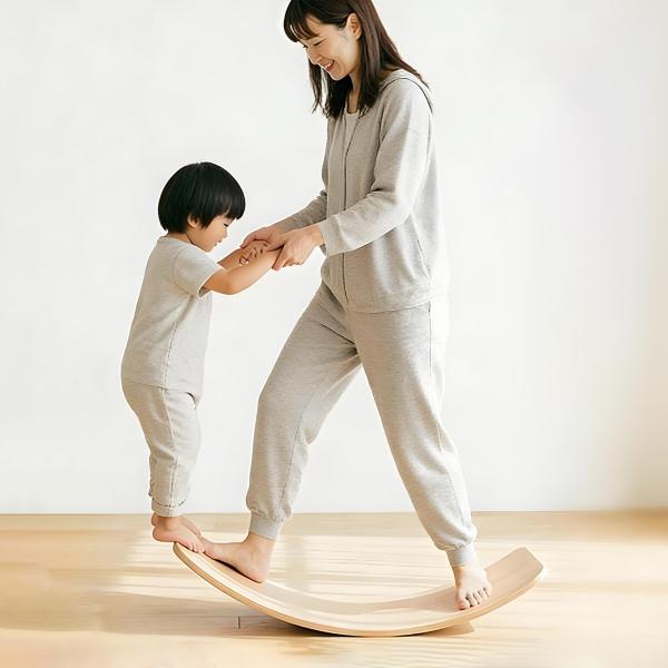【家族みんなで楽しめる】子どもだけじゃない。気づけば大人も一緒に使っている。遊び・運動・リラックスまで、家族それぞれの使い方ができる多機能ボードです。【飽きずに長く使える理由】遊び方は無限大。ロッキングチェア・シーソー・滑り台・ベッド・テー...