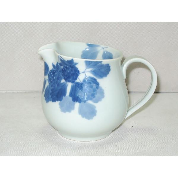 お洒落な、染付け陶器の水さしです。一回での製作点数が少ない為、再入荷が難しい作品です。