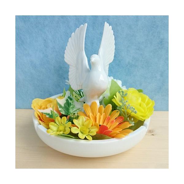 サイズ： ハト：高さ15.5cm　皿：φ17.8×Ｈ4.5cmさまざまな使い方ができます。灰皿・花器として…♪さらに、写真３枚目のように、消臭ビーズを入れて頂ければ、香料置物としてもお使い頂けます。※こちらはハト付きの商品です。別ページにハ...