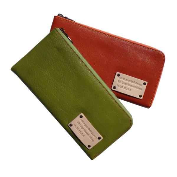 素　材：国産仔ヤギ革サイズ：W20×H10cm仕　様：　L字ファスナー長財布　後面：片マチ付きファスナー小銭入れ　本体内部：小銭入れ・アテポケット×2・カード入れ×24　アテポケット×2店長より一言：手にした時のしっとり柔らかい感触が好評な...