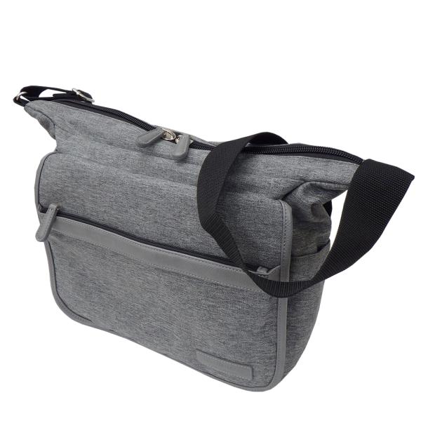 素　材：撥水加工ポリエステル×合皮サイズ：34×32×13cm仕　様：　ショルダーバッグ　天ファスナー　前面：ファスナーポケット×1(カブセ上)・アテポケット×2(カブセ下)　横面：ポケット×2　後面：ファスナーポケット×1　内部：機器類収...