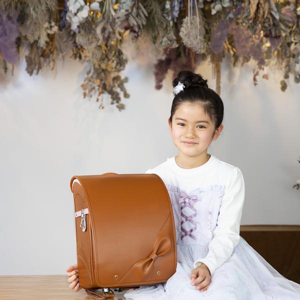 サイズ：内寸：およそ縦31×横23.5×マチ12.5cm外寸：およそ縦31×横24×マチ13(ポケット・カブセ入れておよそ19.5)cm素　材：　表革：人工皮革　背裏：牛革カブセ裏：ガーベラ2色プリント(ベージュ生地)重　さ：およそ1,28...