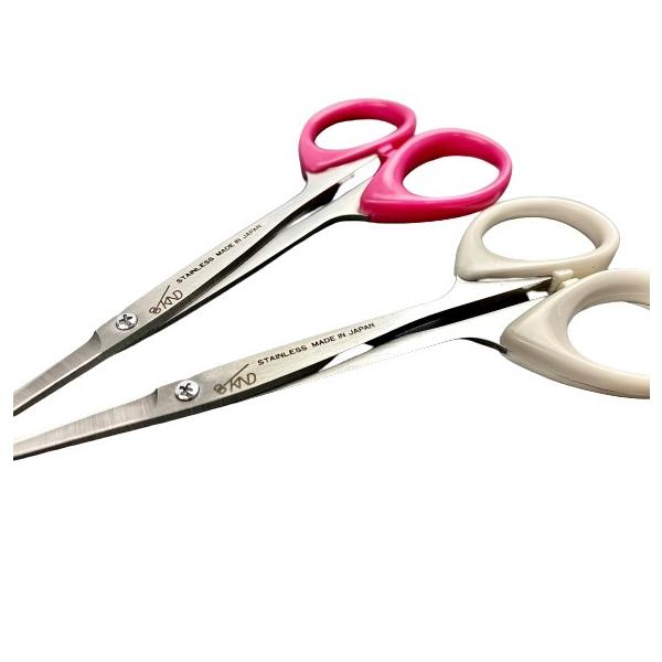 ２色からお選びください。柔らかな刃の合わせ具合は、日本製ならでは。反りの入った細い刃先は、細やかなお手入れに大変便利です。全長 約１０３ｍｍ 刃渡り 約２３ｍｍ 重量 約１０ｇ 刃材 ステンレス鋼 柄材 ＡＢＳ樹脂 包装 ブリスター 生産国...