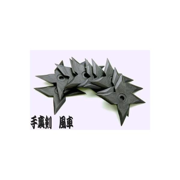 １０0個セットです。忍者の飛び道具として知られている手裏剣を[風車・五曲・八方・十文字]の４パターンでご用意しました。安全性を考慮した樹脂製ですので、愉しんでお使い下さい。サイズ(1個あたり）風車：約８８×８８×４ｍｍ五曲：約８０×８０×４...