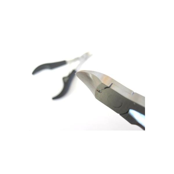 全長 約１２０ｍｍ刃材 ステンレス刃物鋼（熱間鍛造）柄材 エラストマー樹脂包装 １ケ箱入り生産国 日本硬い足爪、巻爪、変形爪のカットに！ゆるやかなカーブ刃です。厳選した刃物鋼を使用し、精密鍛造により刀身に靭性を与え、最終の本刃付けは熟練した...