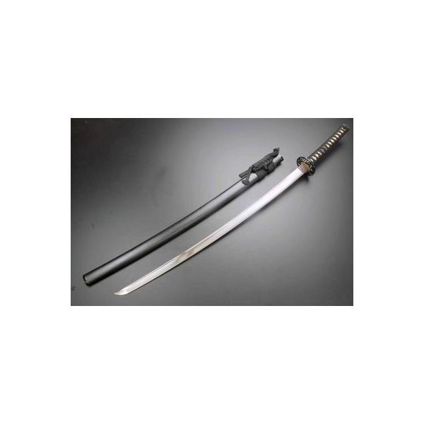 【受注生産品です】通常、仕上がりに約3ヶ月〜半年ほどのお日にちがかかります。全長 約１０５ｃｍ（２．４５尺）重量（鞘を払って） 約０．７ｋｇ（２．４５尺）重量（鞘込み） 約１．０ｋｇ（２．４５尺）刃紋 直刃刀身 強化硬質合金並研つや消、樋入...