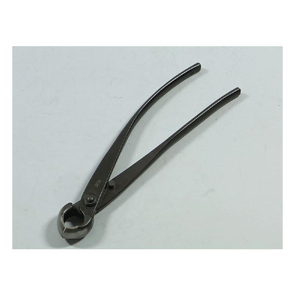 盆栽の枝を元からえぐって切り取る鋏です。また、こぶなども切り取ります。普通盆栽に良く使用されます。素材　→　鋼全長　→　210mm刃渡り　→ 17mmお取り寄せ商品の為、キャンセル・返品・交換はご遠慮ください。購入の際はサイズや用途など確認...