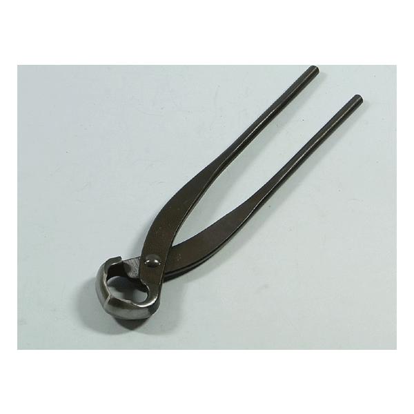 盆栽の枝を元からえぐって切り取る鋏です。また、こぶなども切り取ります。黒松など下枝を抜くときにこのNO.12がよく使用されます。黒松などは幹を太らせるために枝を伸ばしっぱなしに致します。それから、その枝を切るため、この大きいNO.12が黒松...