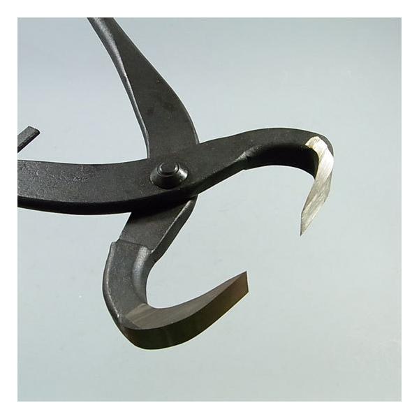 盆栽用　幹割　特大盆栽の幹を曲げる際、この幹割を使い、幹を割って、幹を曲げ、針金を巻いていきます。普通盆栽、中品盆栽によく使用されます。素材　：　鋼全長　　：　 440mm刃渡り　：　15mm　お取り寄せ商品の為、キャンセル・返品・交換はご...