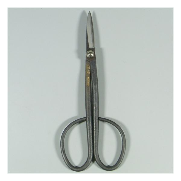 小枝を切る鋏です。柄が細く込み入った箇所に入り込んで枝を剪定することができます。中品盆栽、大物盆栽に良く使用されます。全長　　：　210mm刃渡り　：　52mm材質　　：　黄紙＊ゆうパケット便はできません。No.38AとNo.38に違いがあ...