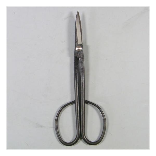 盆栽用　小枝切鋏です。柄が長細くなっており、葉や枝が込み入った箇所に最適です。全長　　：　210mm刃渡り　：　52mm材質　　：　青紙No.38AとNo.38に違いがあります。No.38の方が細く先が尖っています。細かい作業をするにはこち...