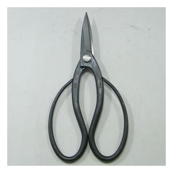 昔からある盆栽鋏の形です。小枝切から、芽摘み、根切りと様々な状況に使用されます。小さい盆栽だと使いにくいので中品（中型）以上の盆栽に適しております。　全長 ： 180mm刃渡り ： 50mm素材　：　青鋼（青紙）お取り寄せ商品の為、キャンセ...