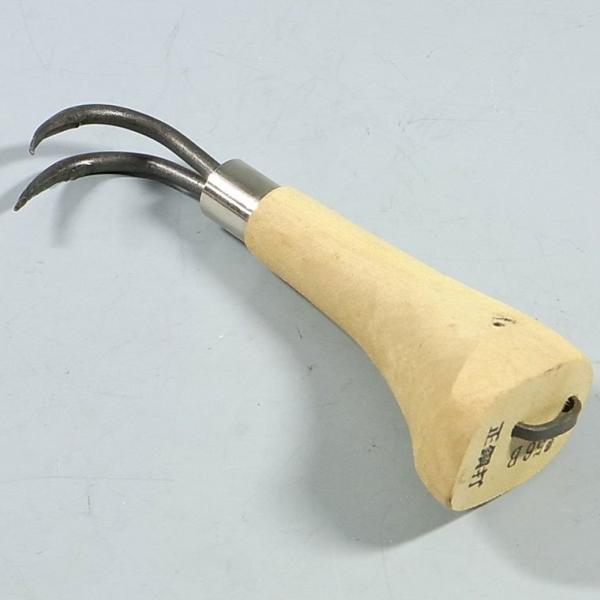 盆栽用根捌き（ねさばき）。根掻き（ねかき）とも呼ばれます。根をほぐす道具です。素材・・・鋼（はがね）全長 : 160mm（根捌きの選び方）根をほぐす道具には、3本爪、２本爪、1本爪とございますが、以下のように使い分けされています。丁寧に根を...