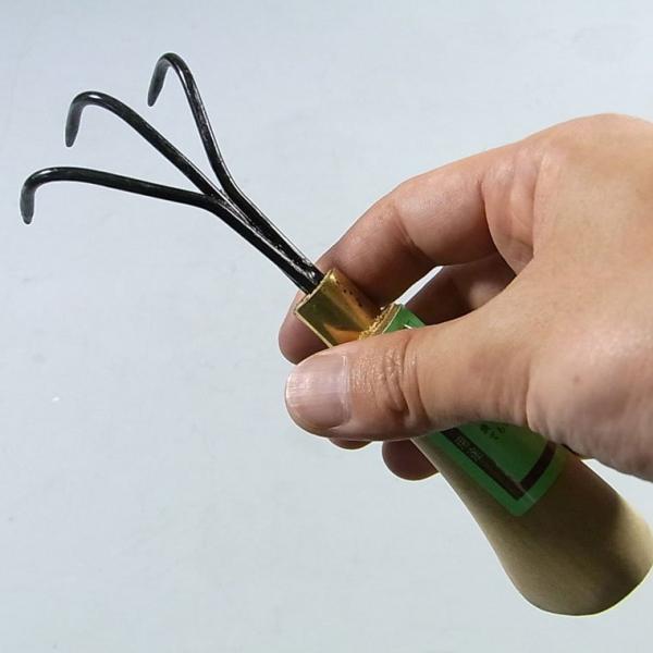 > 根捌き > 根捌き盆栽用根捌き（ねさばき）、根掻き（ねかき）とも呼ばれます。根をほぐす道具です。他のものと比べて非常に細くなっております。素材・・・鉄（鉄は鋼より柔らかいです。そのため、消耗する期間も鋼より早いです。）何年か...