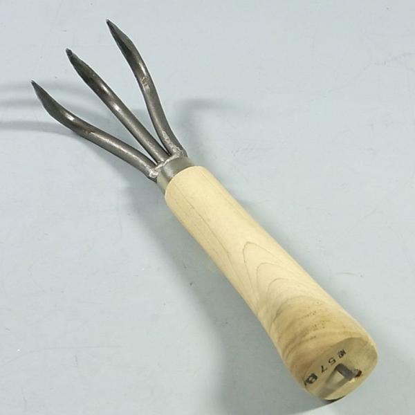 盆栽用根捌き（ねさばき）。根掻き（ねかき）とも呼ばれます。根をほぐす道具です。素材・・・鋼（はがね）鋼とはどのような素材か説明しています。全長　：　210mm「兼進刃物製作所」 刃物の町岐阜県関市にて1950年頃より盆栽道具の取り扱いを始め...