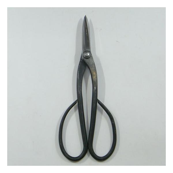 盆栽用　さつき鋏全長　　： 200mm刃渡り　： 50mm素材　：　白紙・中品盆栽から大物盆栽に適しています。小枝切、葉切り、芽摘みに使用されます。・完全手打ちの鋏です。1本の鉄の棒から、叩いて作っていきますのであまり数が出来ません。お取り...