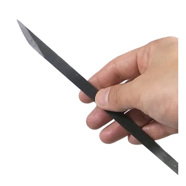 この細工切り出しは　両刃　で仕上げております。全長　：　190mm刃渡り　：　25mm幅　：　9mm*厚みは画像を参照にして下さい。刃材：青紙（青鋼）青鋼は高級鋼で通常の鋼より粘り、硬度があり、刃を薄く加工することが出来ます。そのため、切れ...