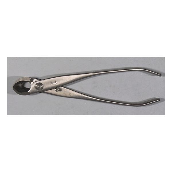 先が丸く、また、刃が直刃に比べて、薄く加工してあります。それにより、枝を切断する際、直刃に比べ、きれいに切断することができ、その後の加工を出来るだけ少なくするようになります。その後の加工とは切り口をきれいにするため、彫刻刀などで削る作業です...