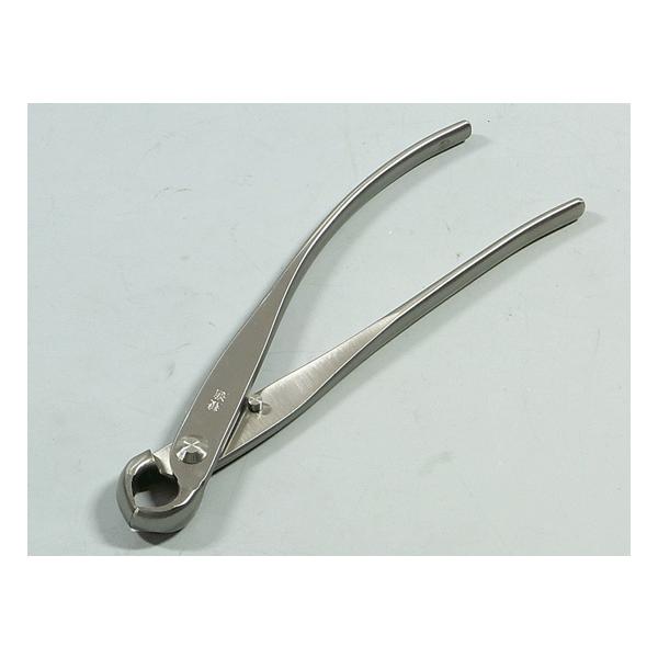 盆栽の枝を元からえぐって切り取る鋏です。また、こぶなども切り取ります。普通盆栽に良く使用されます。素材　→　ステンレス（非常に錆びにくい素材です。）全長　→　180mm刃渡り　→　14mmお取り寄せ商品の為、キャンセル・返品・交換はご遠慮く...