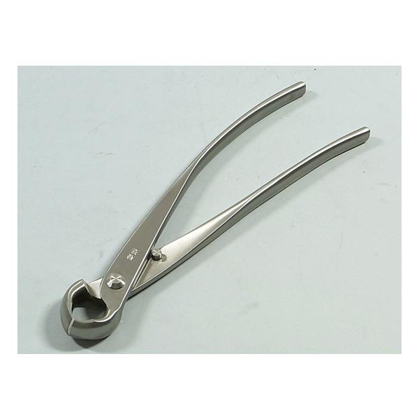 盆栽の枝を元からえぐって切り取る鋏です。また、こぶなども切り取ります。普通盆栽に良く使用されます。素材　→　ステンレス（非常に錆びにくい素材です。）全長　→　210mm刃渡り　→　19mmお取り寄せ商品の為、キャンセル・返品・交換はご遠慮く...