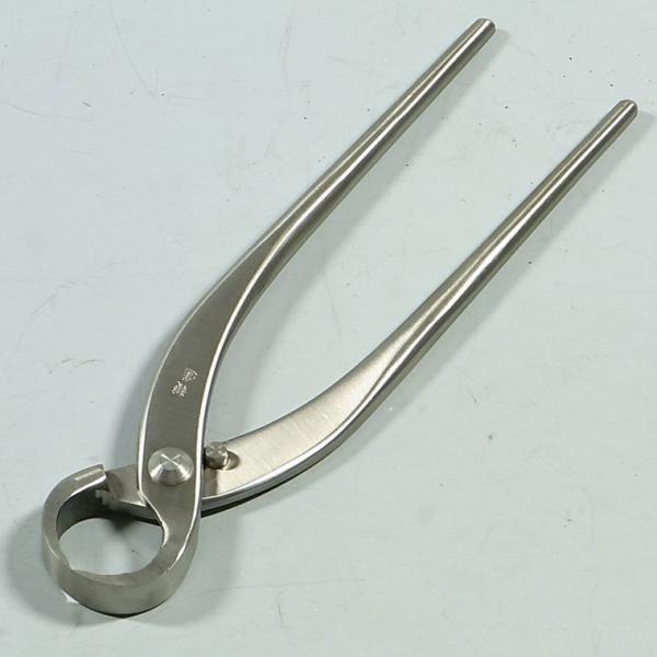 盆栽の根を切る鋏ですミニ盆栽〜中品盆栽に良く使用されます。素材　→　ステンレス（非常に錆びにくい素材です。）＊ステンレスは錆びにくい素材です。手入れをあまりされない方はこちらをお勧めしますまた、サツキをやられる方にもお勧めします。サツキの土...