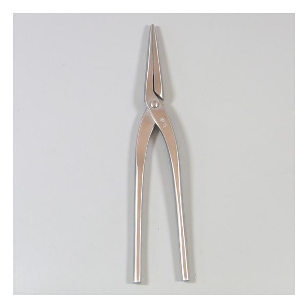 このやっとこはお客様の要望から生まれた商品です。従来のやっとこでは奥まったところに届かないとして、この商品を作成しました。盆栽の入り組んだところでの作業に最適です。全長：　210mmぎざぎざ部分　: 47mm小品、中品盆栽向きです。あまり太...